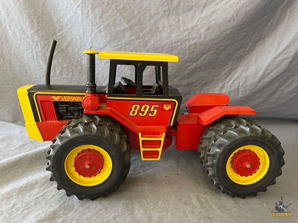 1/16 Scale Models Versatile 895 Tractor